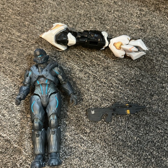 Halo | Toys | Halo 5 Spartan Locke With Gun And Crawlers Loose | Poshmark
